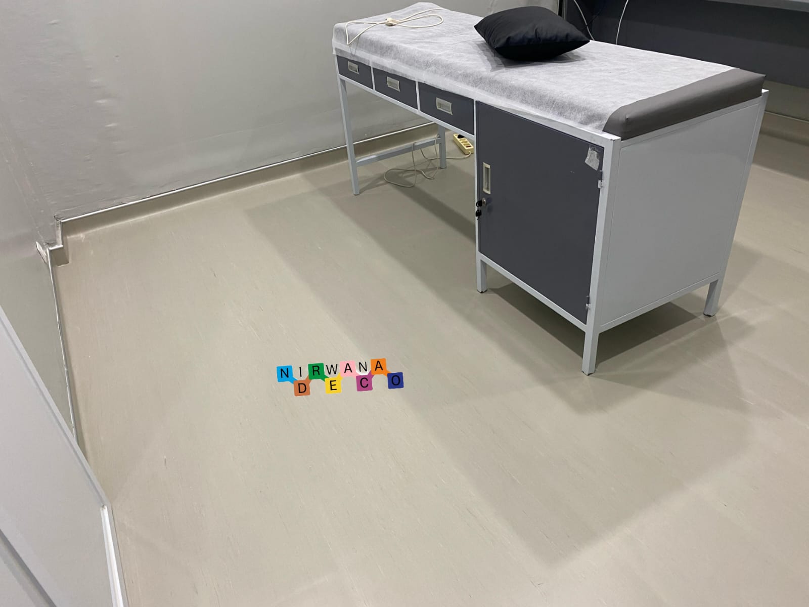 Pemasangan Vinyl Antibakteri Di Klinik Adem Kose, Yogyakarta - Nirwana Deco